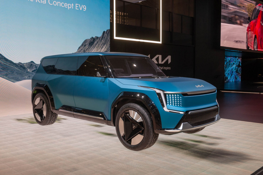 Kia previews design of production EV9 flagship electric SUV - EV Auto ...
